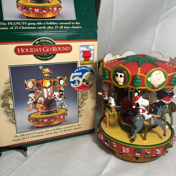 Peanuts UFS | Holiday | Peanuts Holiday Go Round 5th Anniversary New In ...